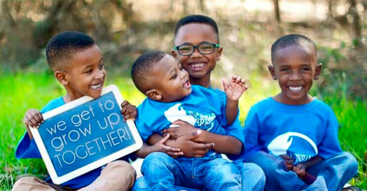 Tres hermanos fueron adoptados por una familia y recibieron una noticia ...